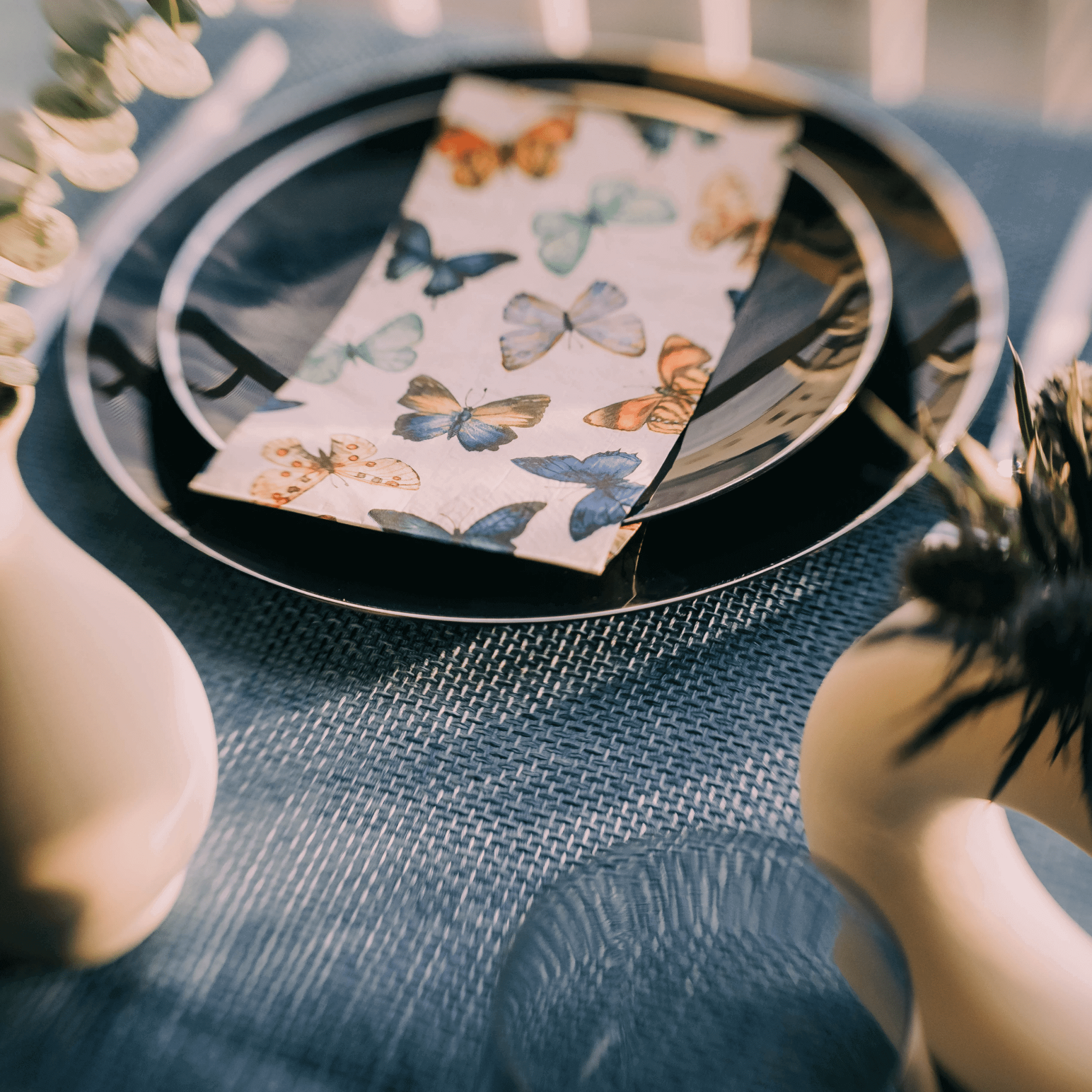 10 In. Elegant Navy Classic Design Plastic Plates